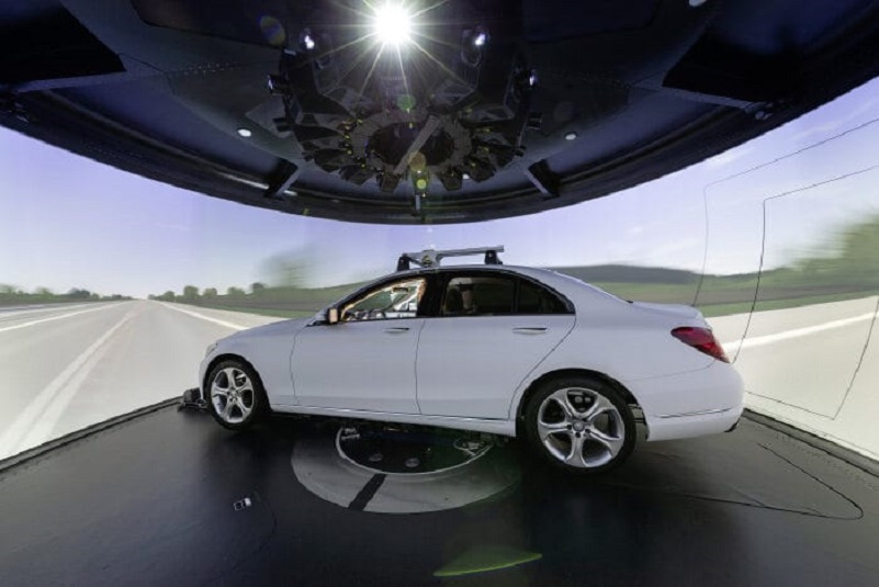 Mercedes-Benz driving simulator: Virtual journey into the future ...